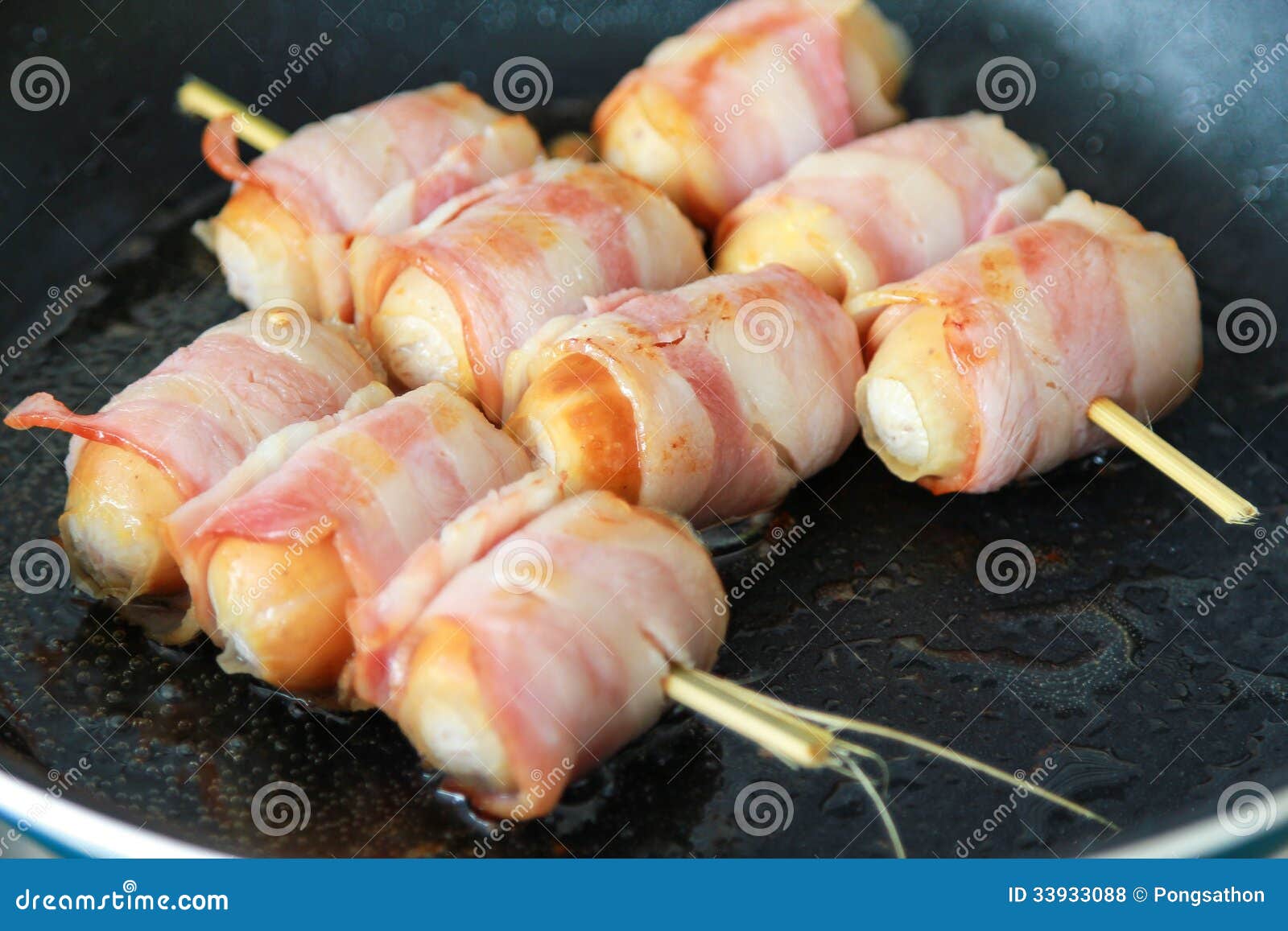 Gebraden bacon met worst stock foto. Image of hakken - 33933088