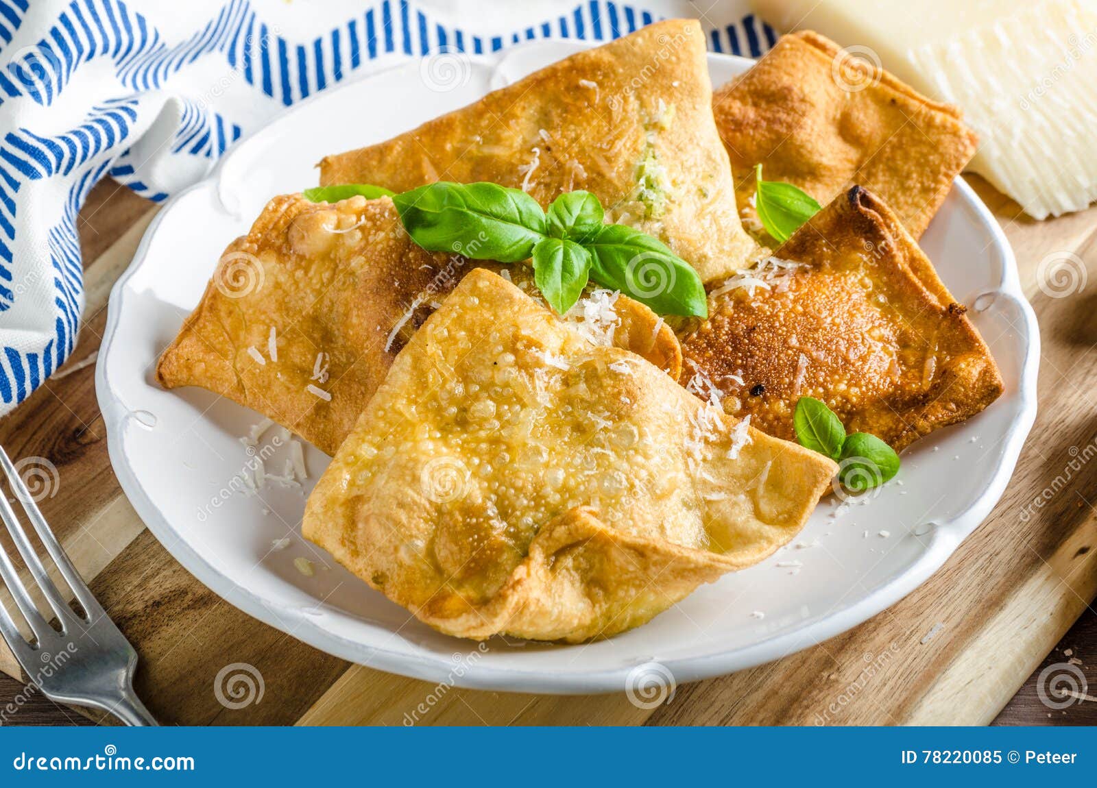 Gebraden gevulde ravioli stock afbeelding. Image of deegwaren - 78220085