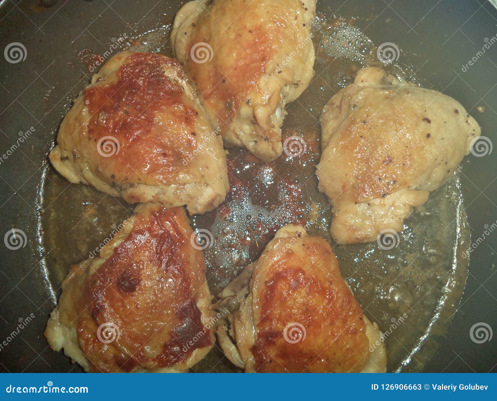 Gebraden Kippendijen in Een Pan Stock Afbeelding - Image of gekookt ...