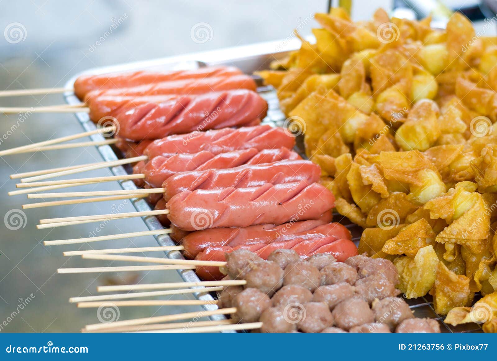 Gebraden Worst Met Bamboestok Stock Foto - Image of gebraden, worst ...