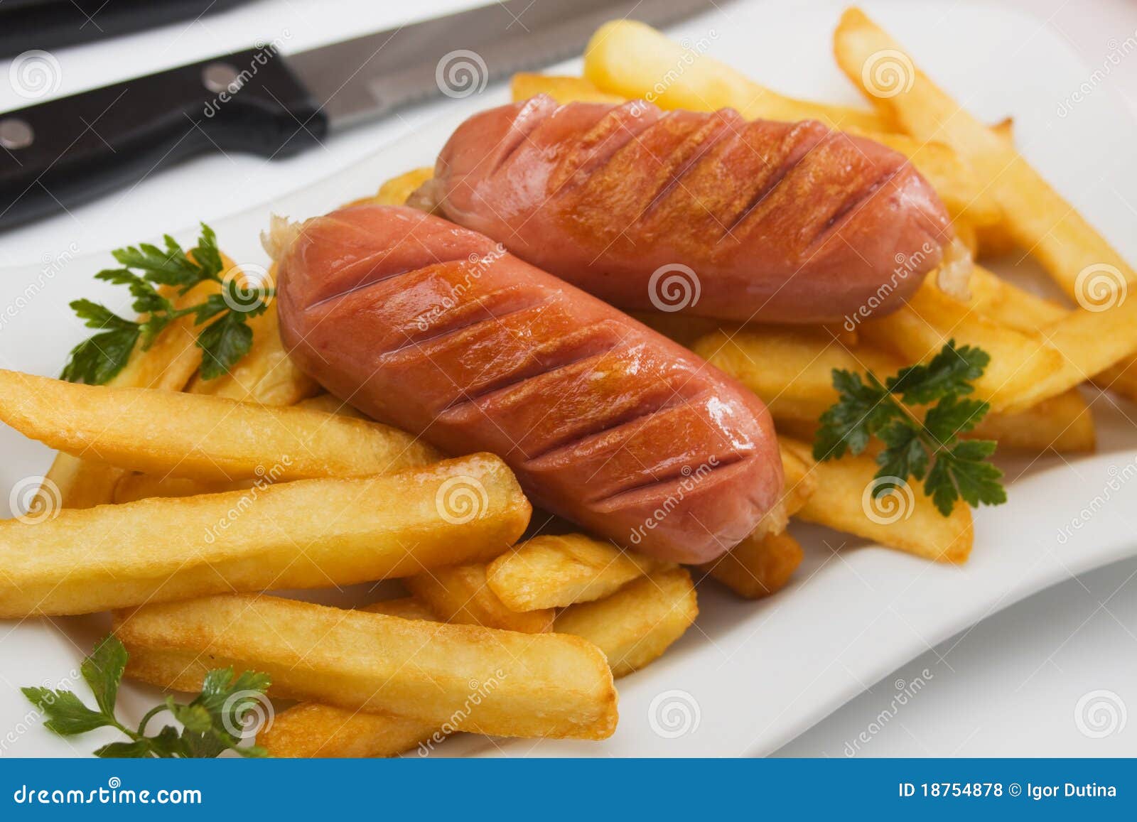 Gebraden worst met frieten stock foto. Image of horizontaal - 18754878