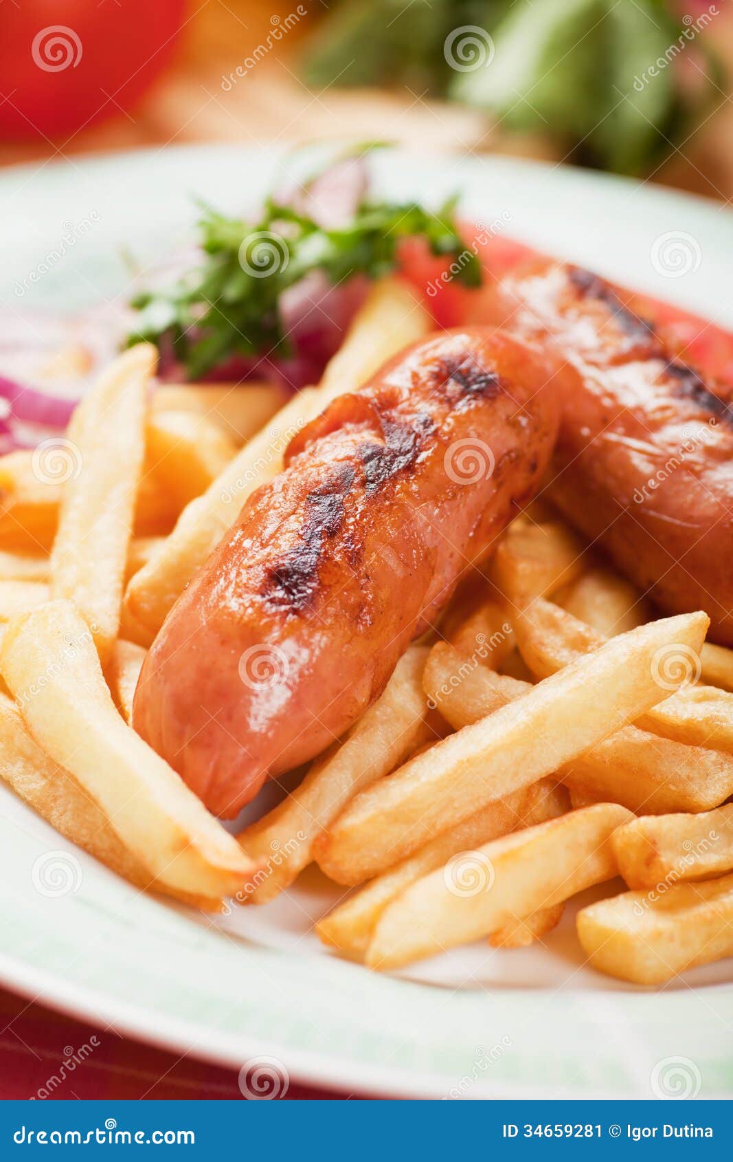 Gebraden worst met frieten stock afbeelding. Image of voedsel - 34659281