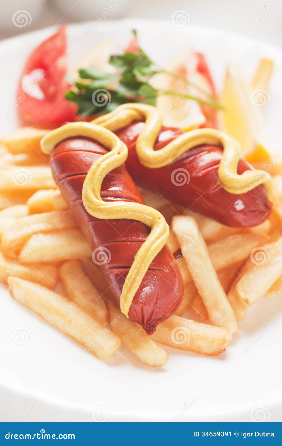 Gebraden worst met frieten stock afbeelding. Image of foto - 34659391