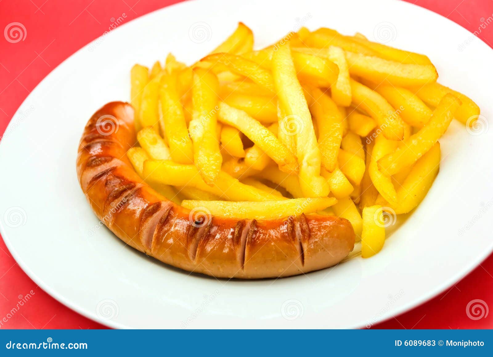 Gebraden worst met frieten stock afbeelding. Image of vlees - 6089683