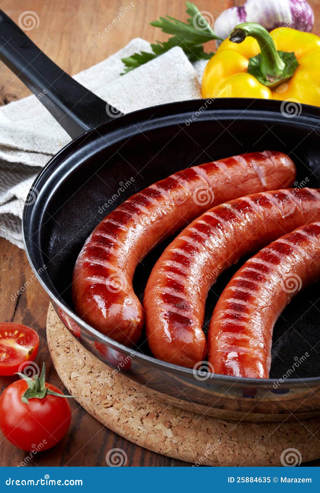 Gebraden worsten stock afbeelding. Image of aromatisch - 25884635