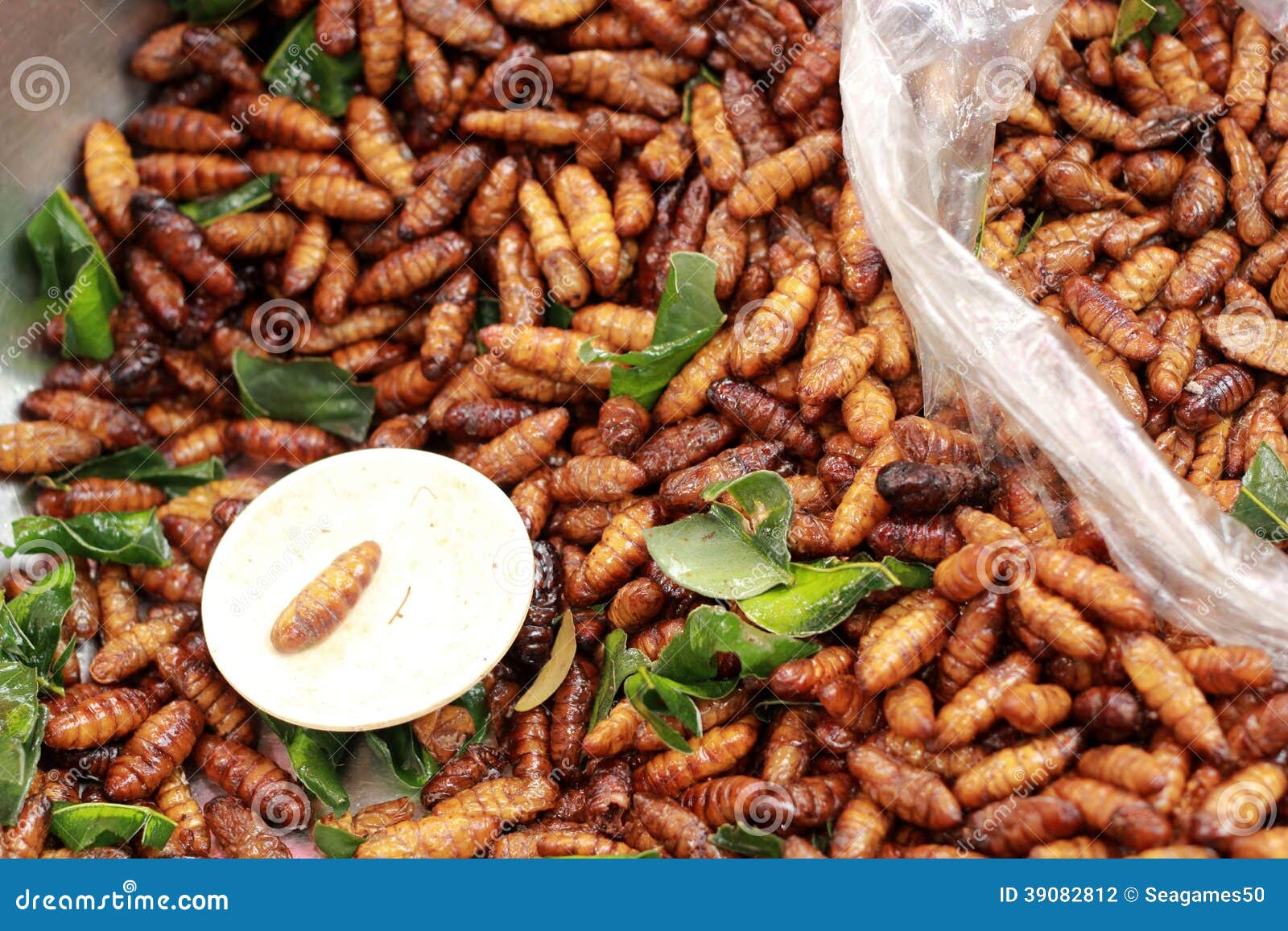 Gebraden Zijderupsen in De Markt Stock Foto - Image of nacht ...