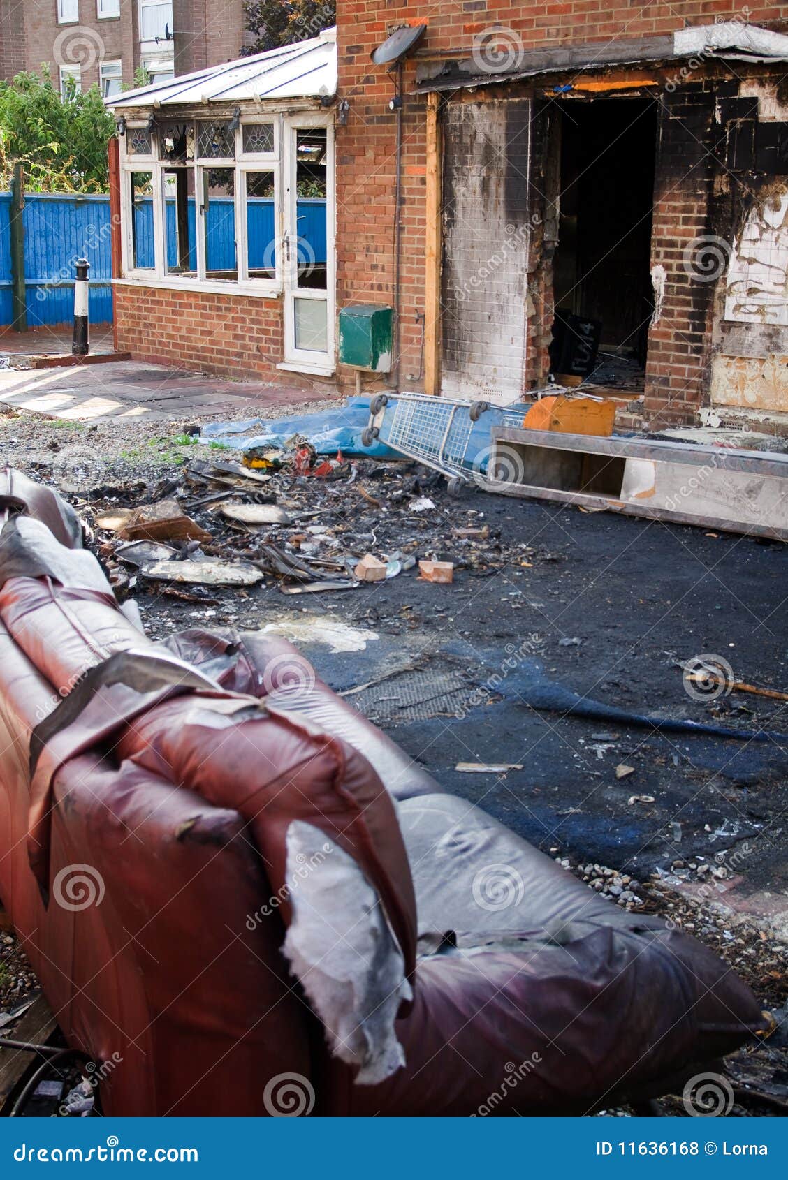 Gebrande De Brand Van Het Huis Stock Foto - Image of venster, vernietig ...