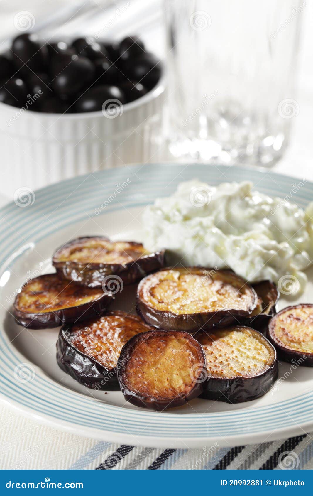 Gebratene Auberginen Mit Tzatziki Stockbild - Bild von schwarzes ...