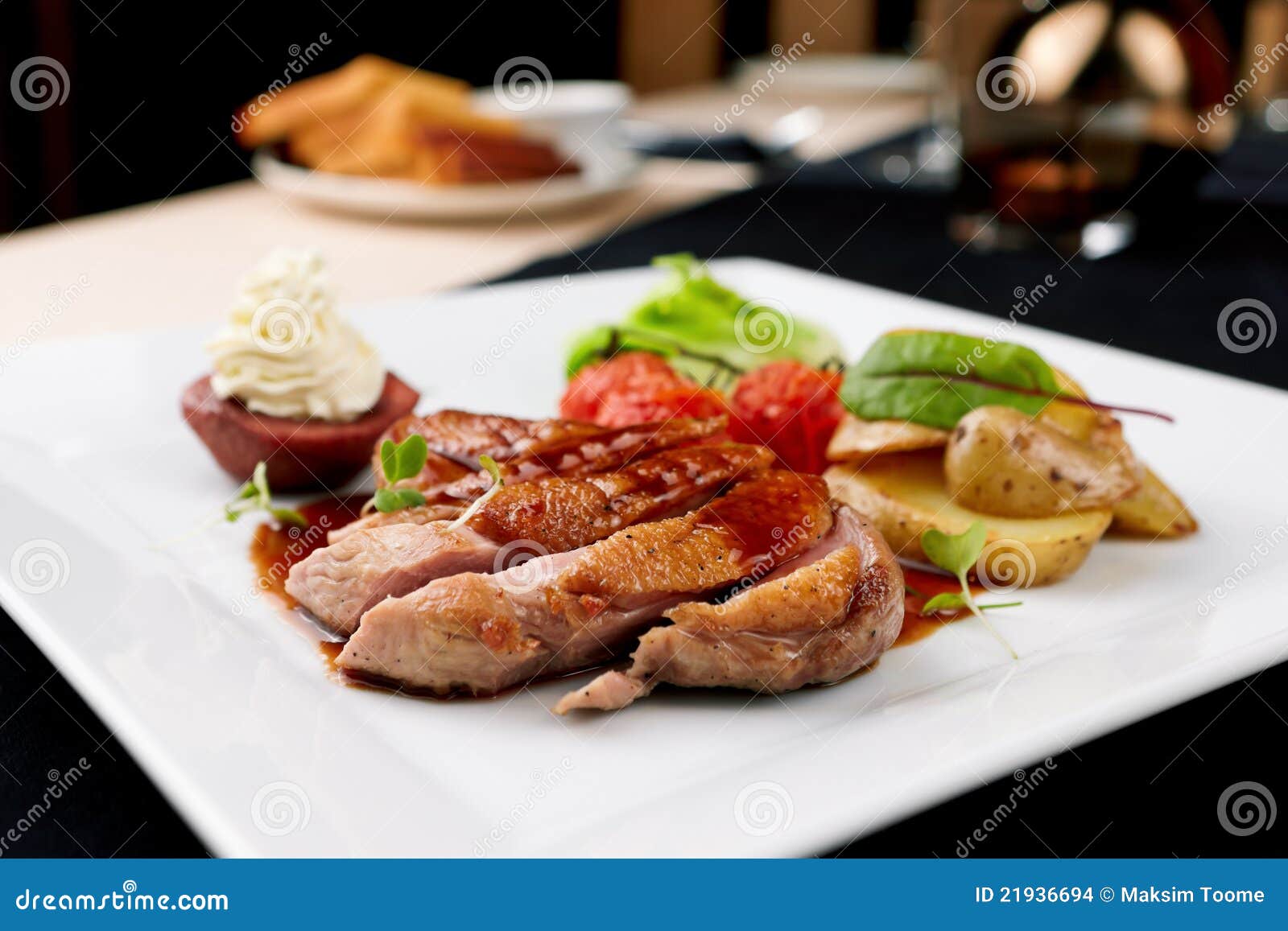 Gebratene Ente stockfoto. Bild von nahaufnahme, verkleidung - 21936694