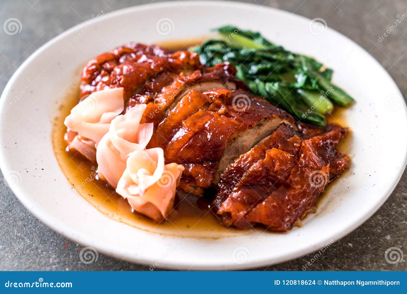 Gebratene Ente auf Tabelle stockfoto. Bild von asiatisch - 120818624