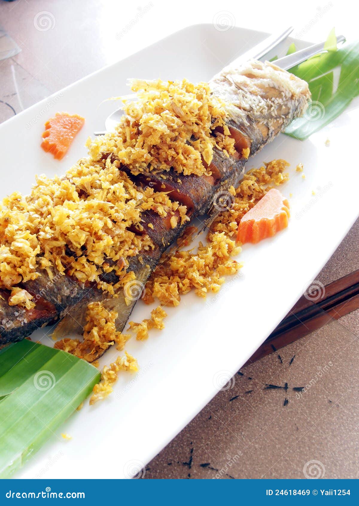 Gebratene Fische Mit Knoblauch Stockbild - Bild von fischen, kochen ...