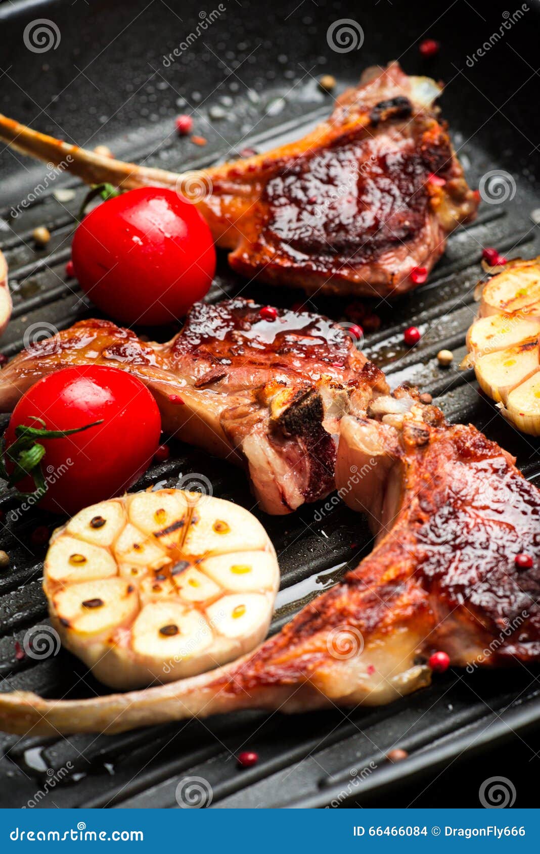 Gebratene Lammrippen stockfoto. Bild von selten, mahlzeit - 66466084