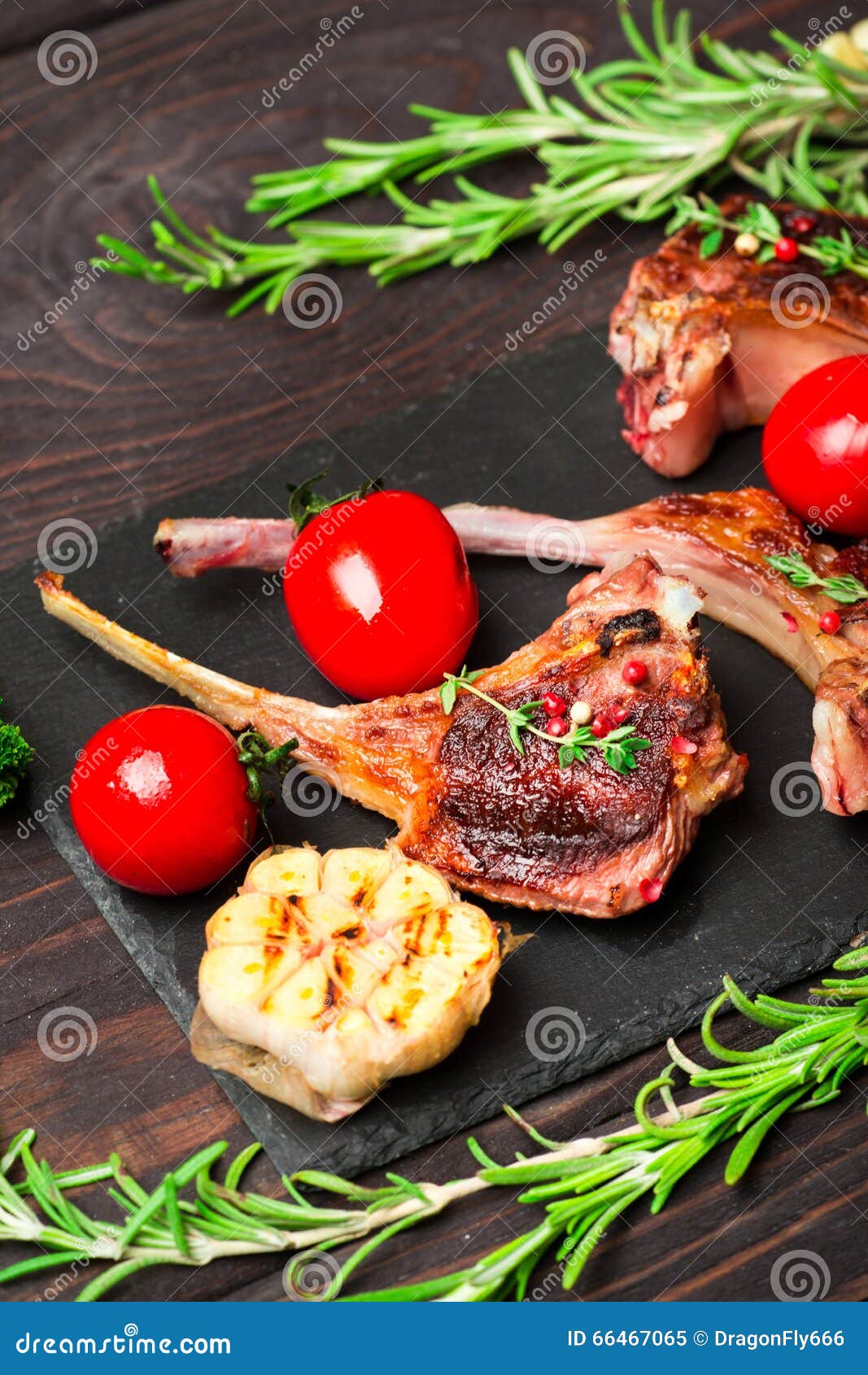 Gebratene Lammrippen stockbild. Bild von kräuter, kotelett - 66467065