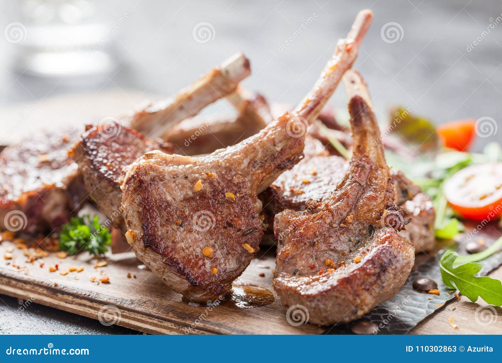 Gebratene Lammrippen mit stockbild. Bild von mittagessen - 110302863