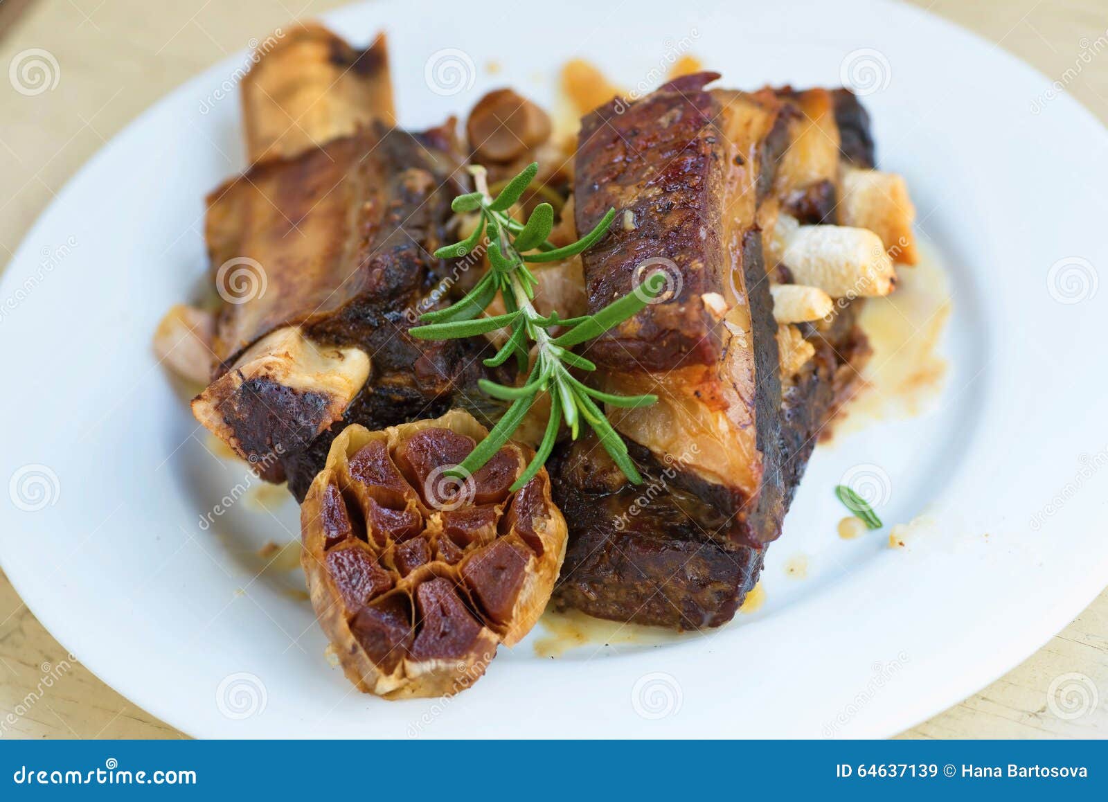 Gebratene Lammrippen Mit Rosmarin Stockbild - Bild von gebraten, platte ...