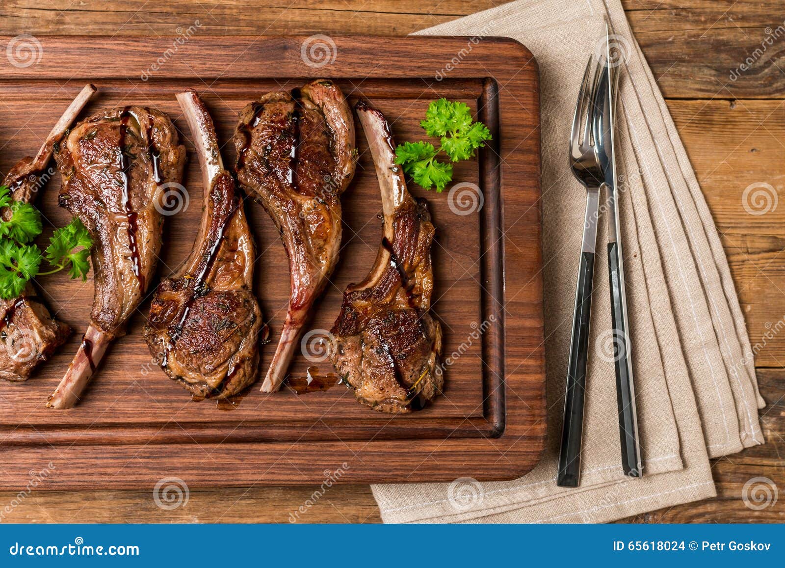 Gebratene Lammrippen Mit Sause Stockfoto - Bild von fleisch, pfeffer ...