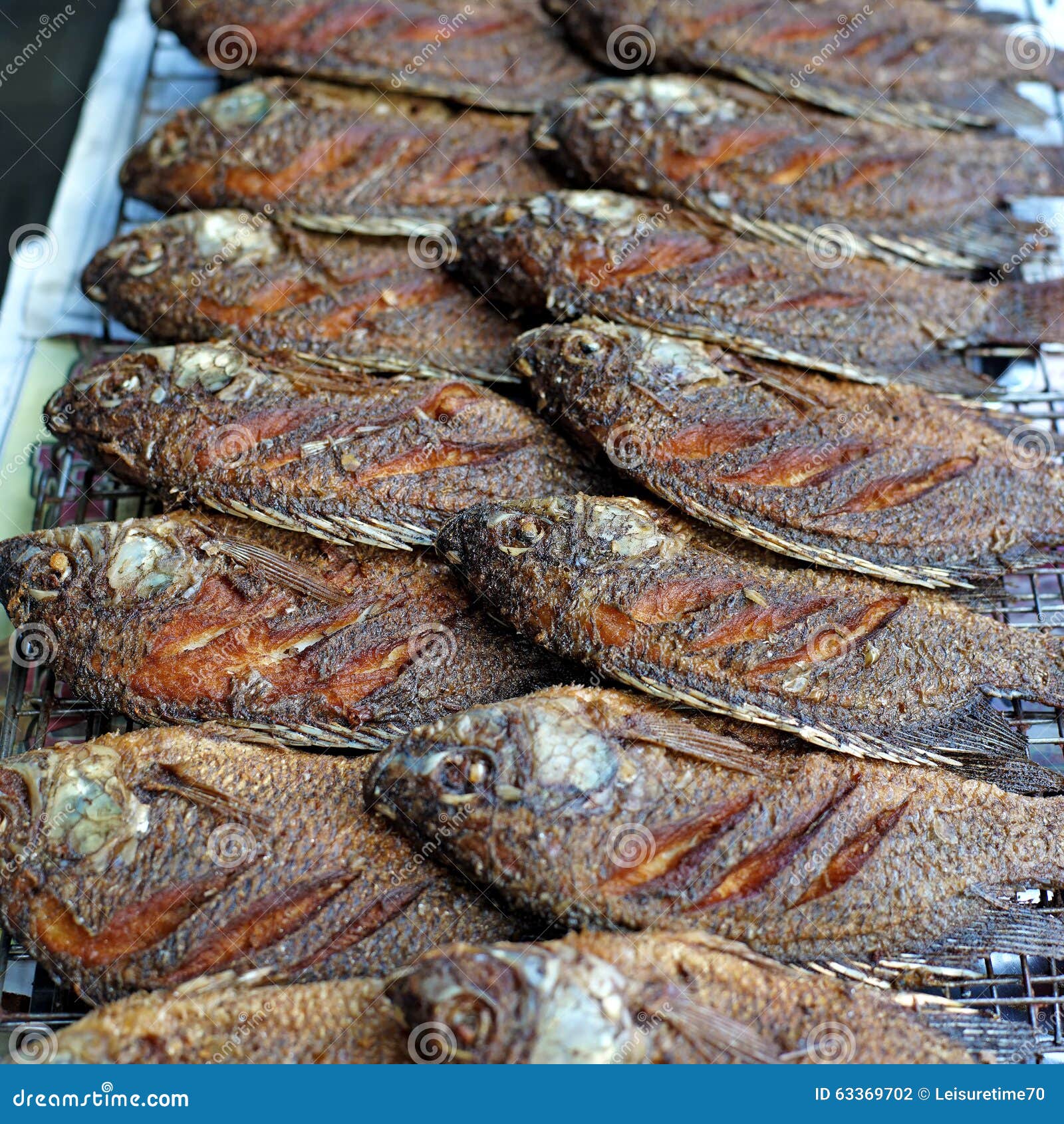 Gebratene Nil-Tilapia Oder -oreochromis Nilotica Fische Stockfoto ...