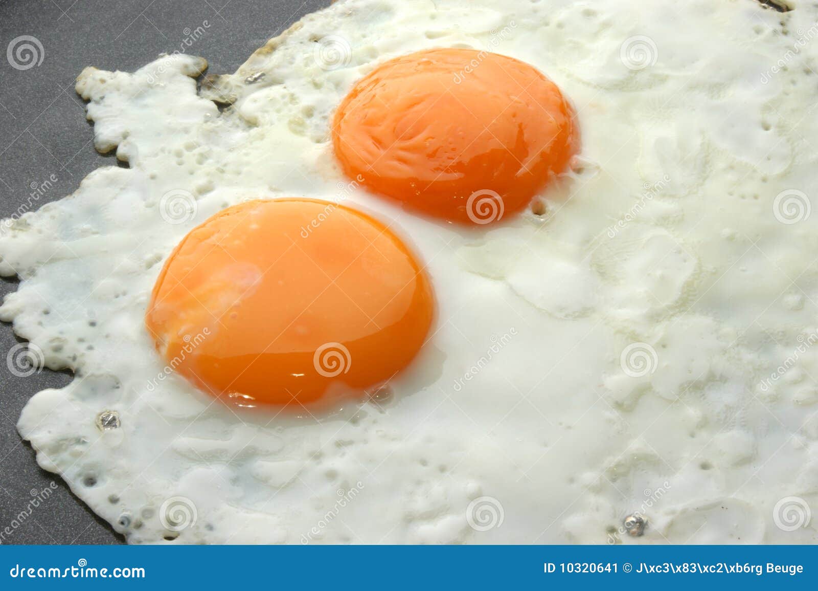 Gebratene Organische Eier in Einer Wanne Stockbild - Bild von ...