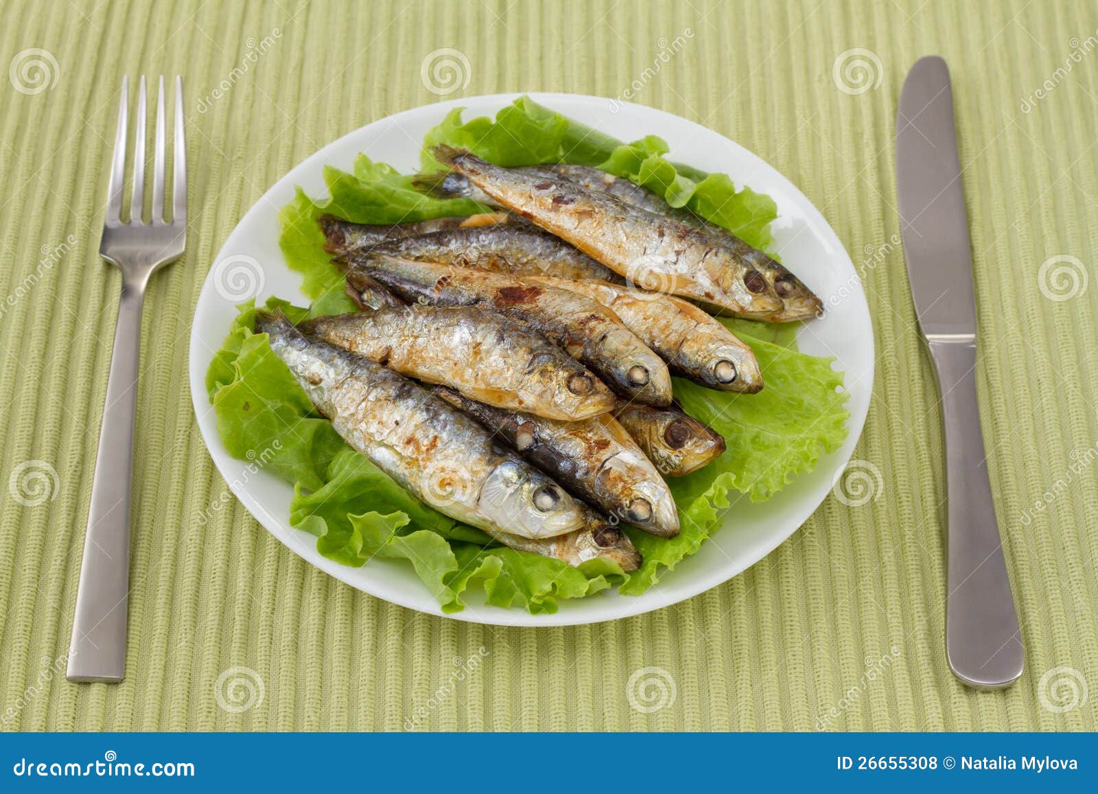 Gebratene Sardinen stockfoto. Bild von abendessen, messer - 26655308