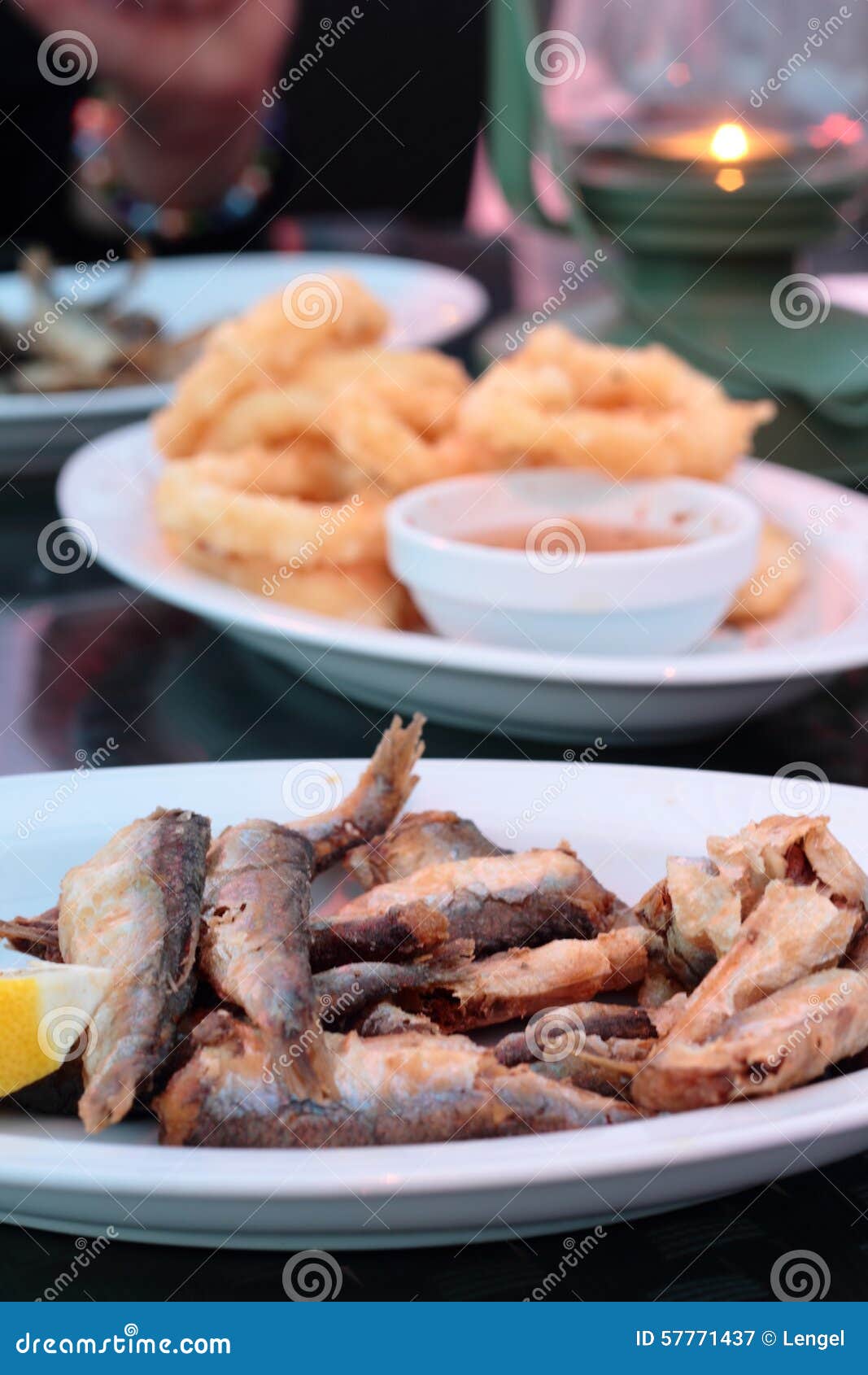 Gebratene Sprotten stockbild. Bild von platte, fische - 57771437