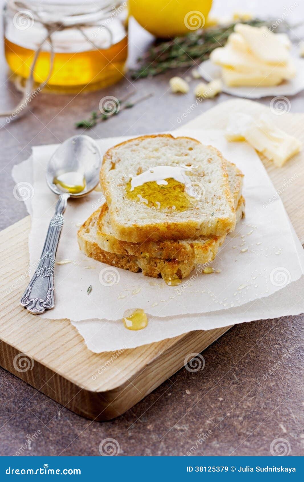 Gebratene Toast mit Honig stockbild. Bild von geschnitten - 38125379