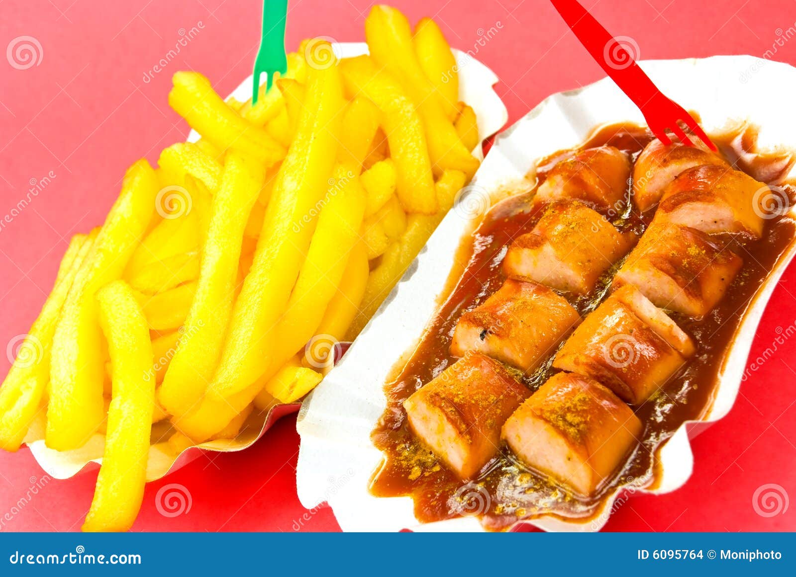 Gebratene Wurst, Curry, Mit Pommes-Frites Stockfoto - Bild von frisch ...