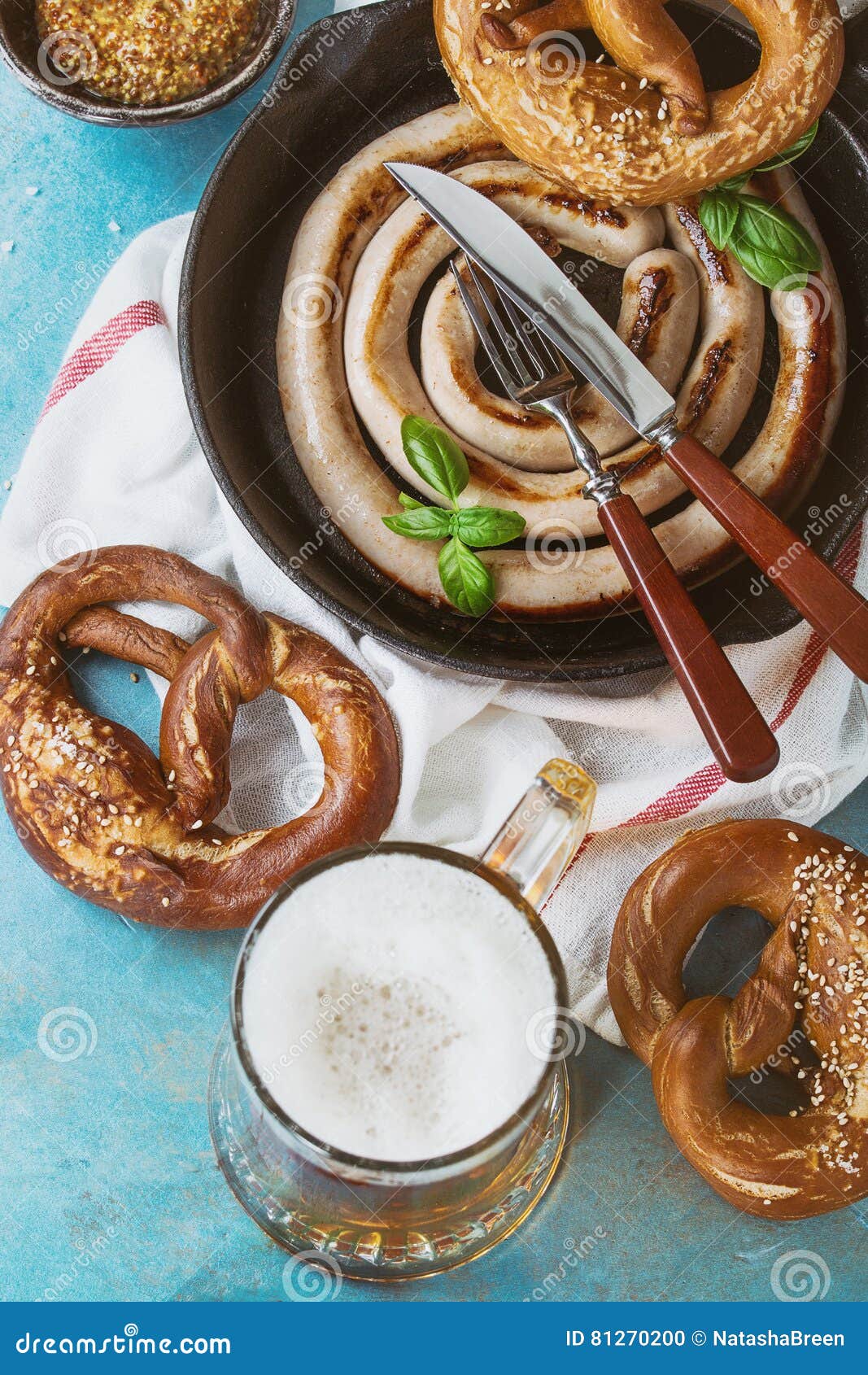 Gebratene Wurst Mit Bier Und Brezeln Stockfoto - Bild von hell, wurst ...