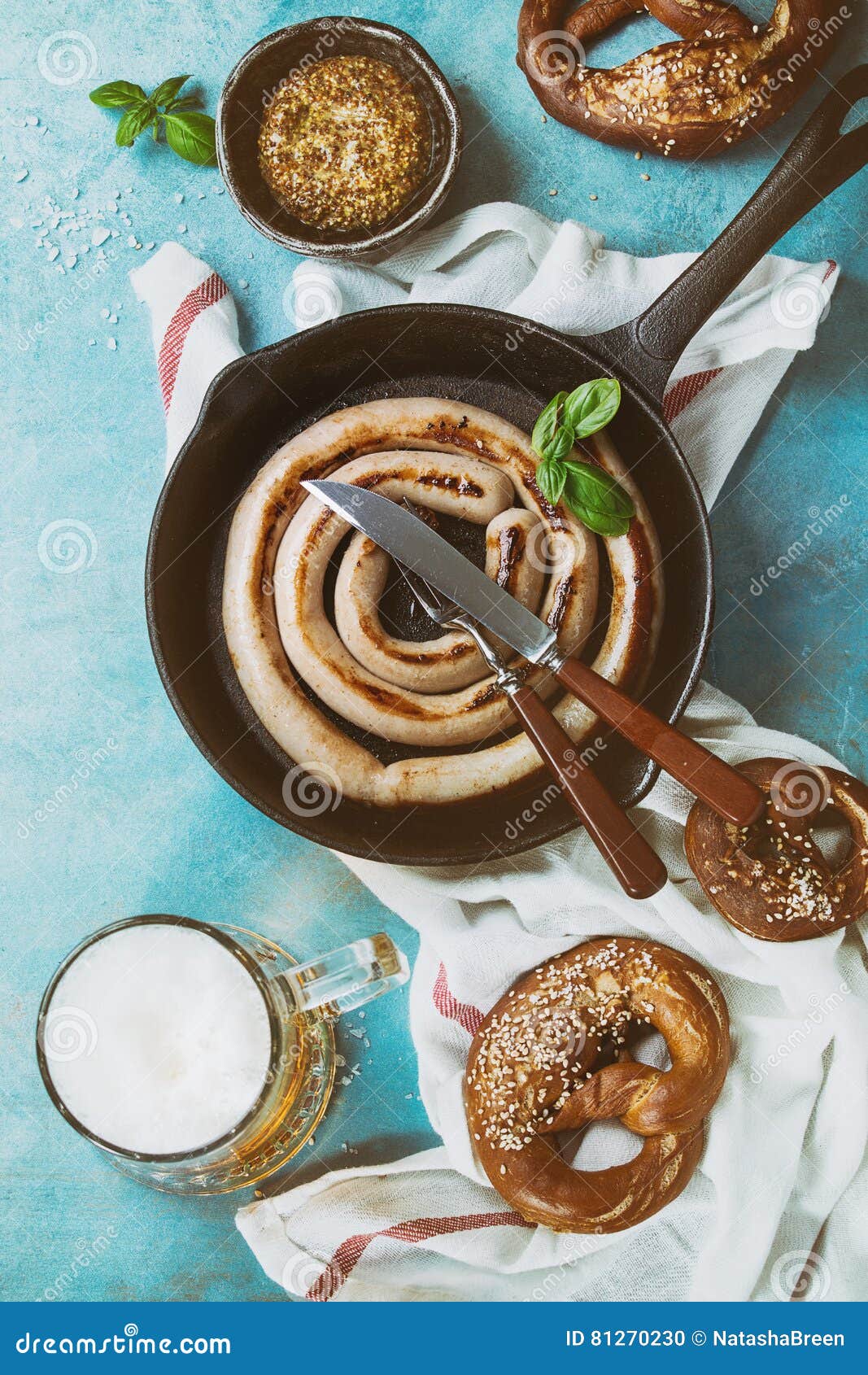 Gebratene Wurst Mit Bier Und Brezeln Stockfoto - Bild von exemplar ...