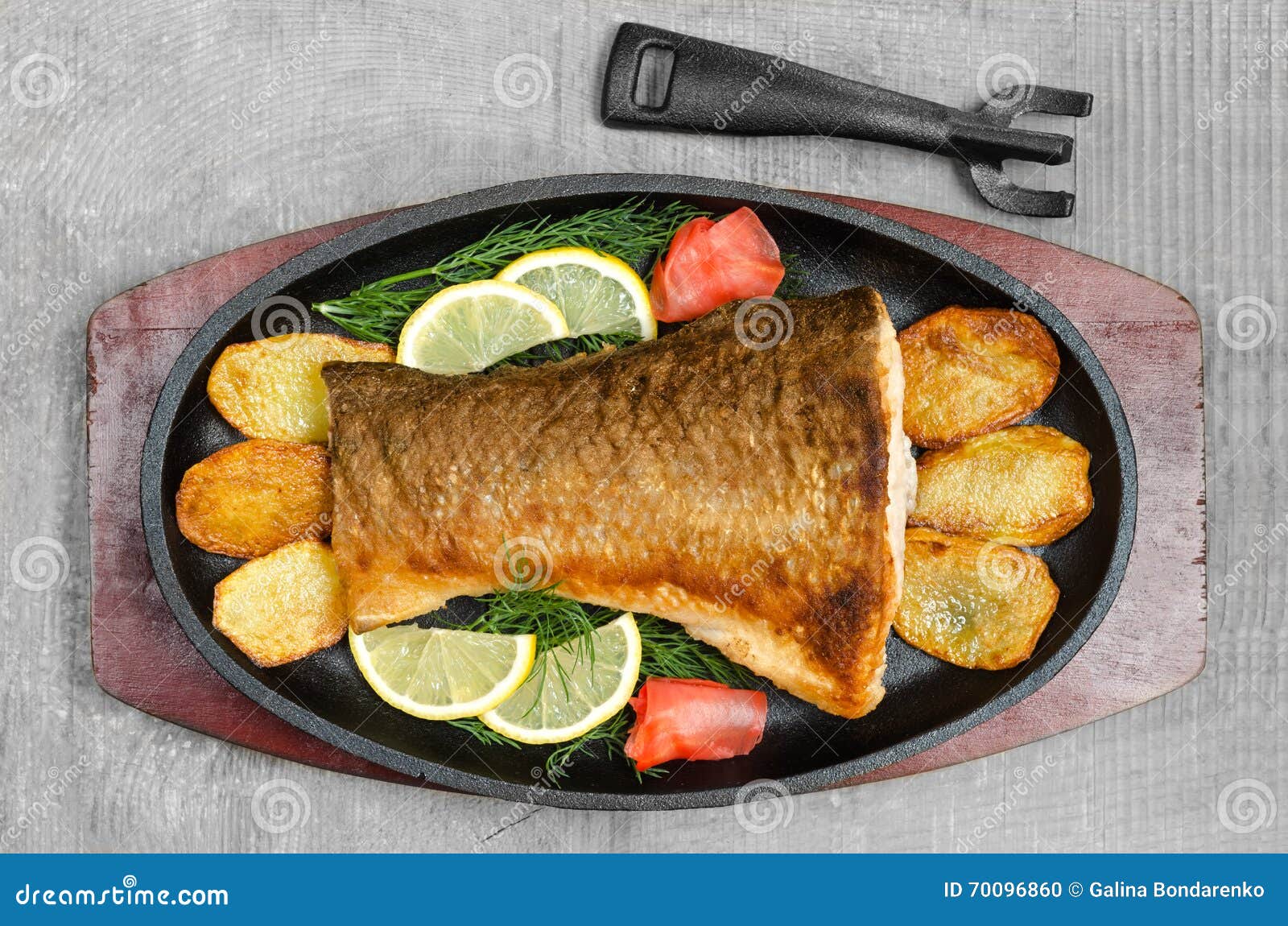 Gebratener Fisch Liegt in Der Wanne Stockfoto - Bild von tabelle ...