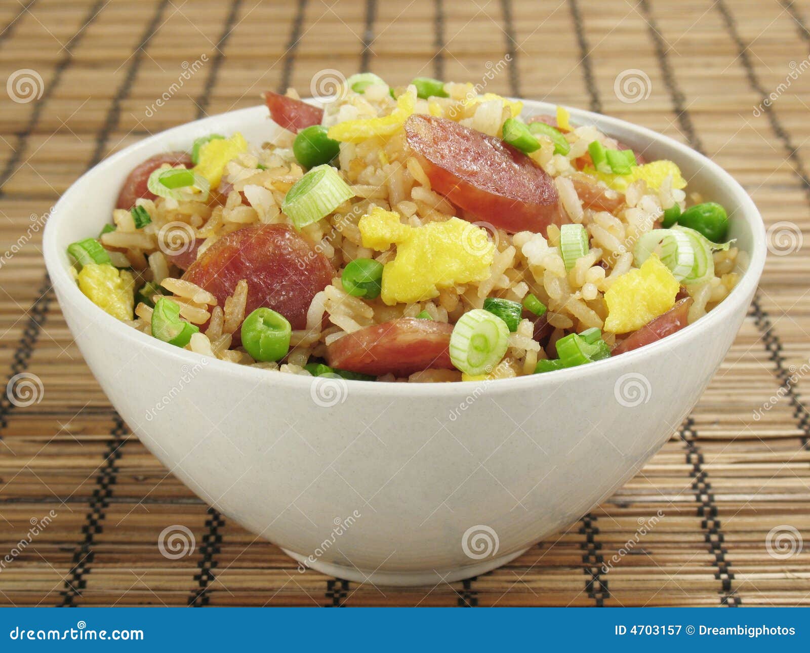 Gebratener Reis mit Wurst stockbild. Bild von eier, gelb - 4703157