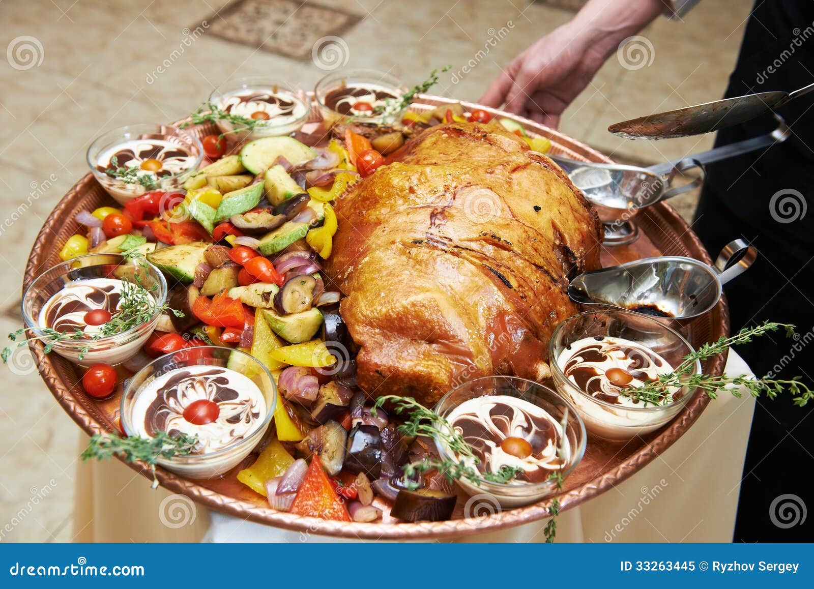 Gebratenes Fleisch Auf Einem Teller Stockbild - Bild von verordnung ...