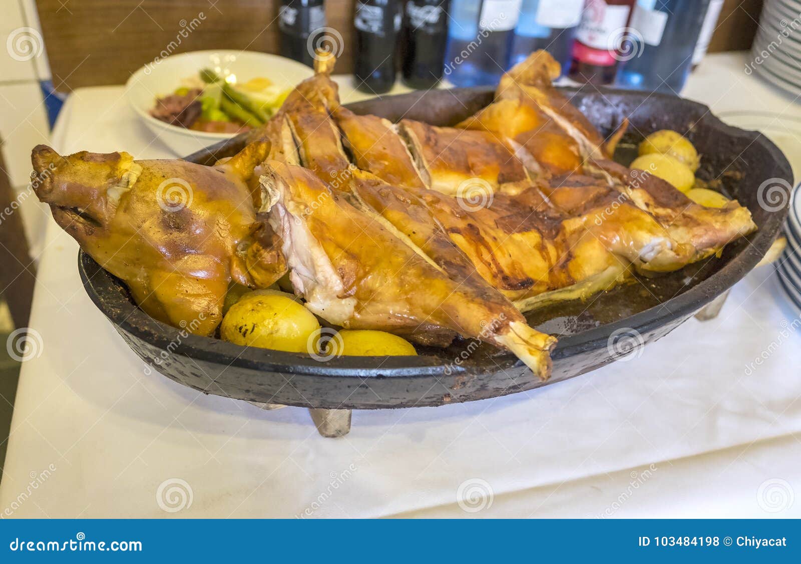 Gebratenes Spanferkel Von Botin-Restaurant Stockfoto - Bild von platten ...