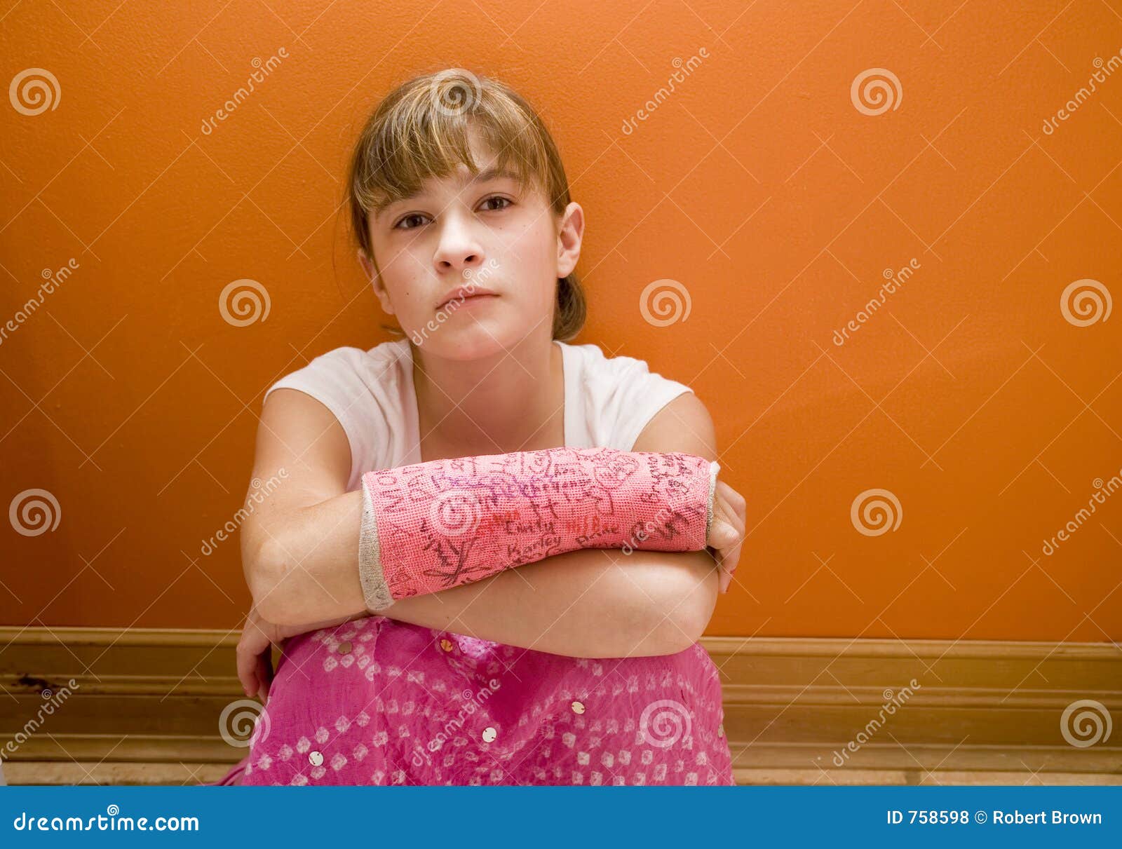 Gebrochener Arm stockfoto. Bild von verletzt, moping, verband - 758598