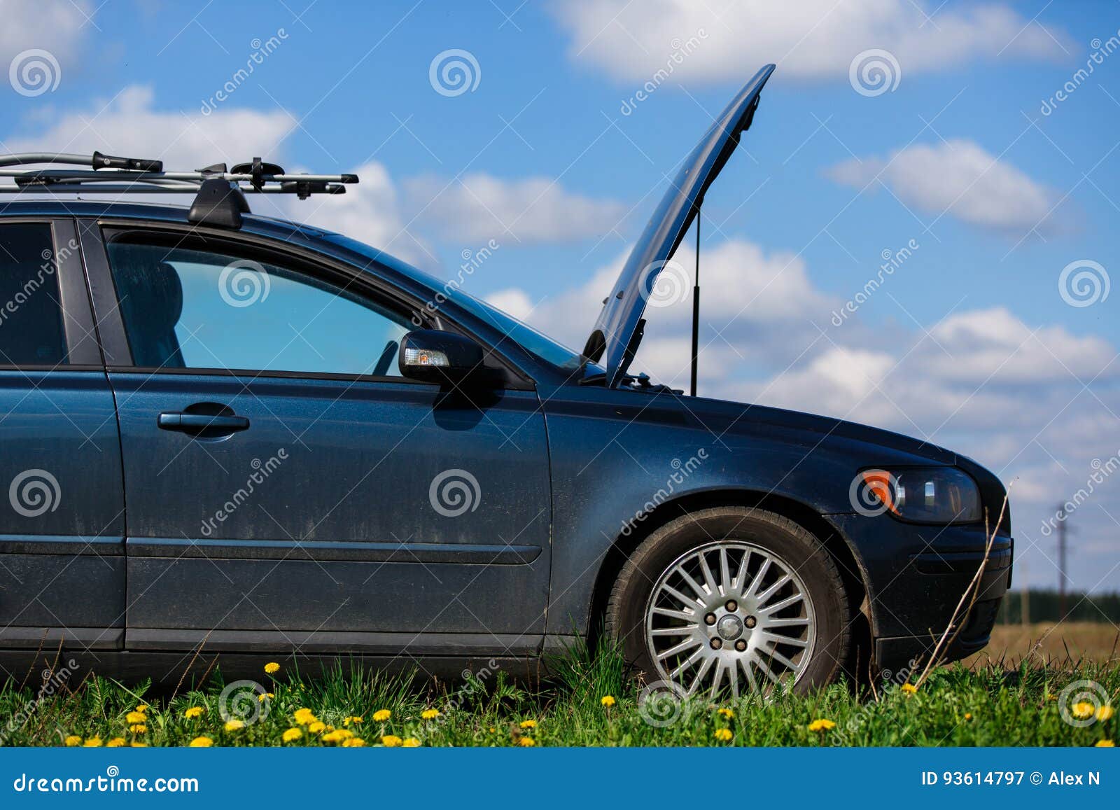 Gebroken auto met open kap stock afbeelding. Image of weerspiegelend ...