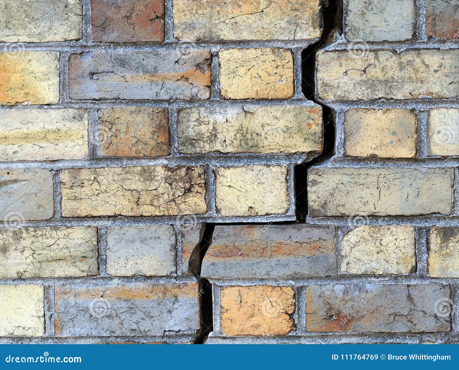 Gebroken Bakstenen muur stock afbeelding. Image of negatief - 111764769