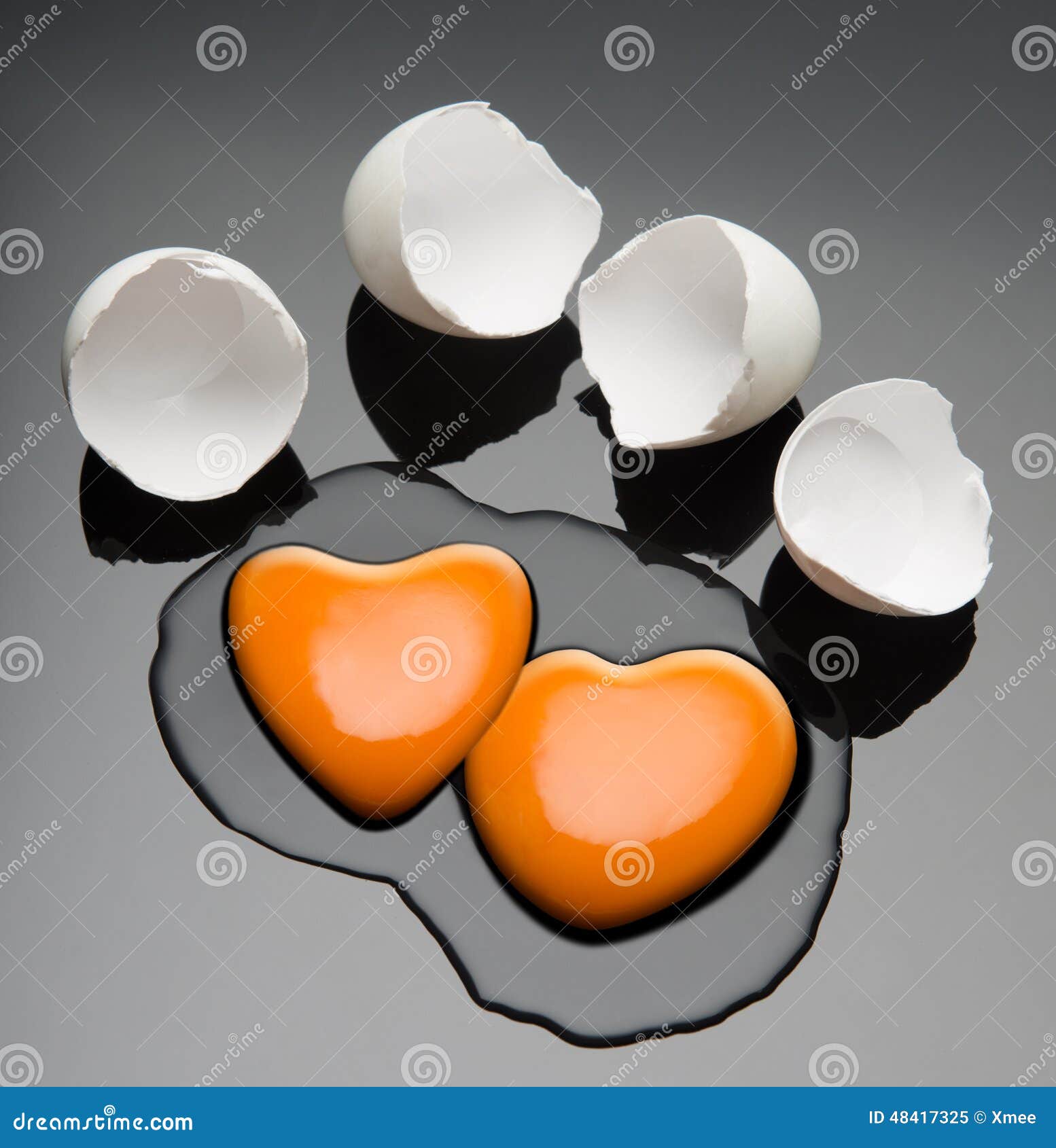 Gebroken ei en dooier stock afbeelding. Image of vers - 48417325