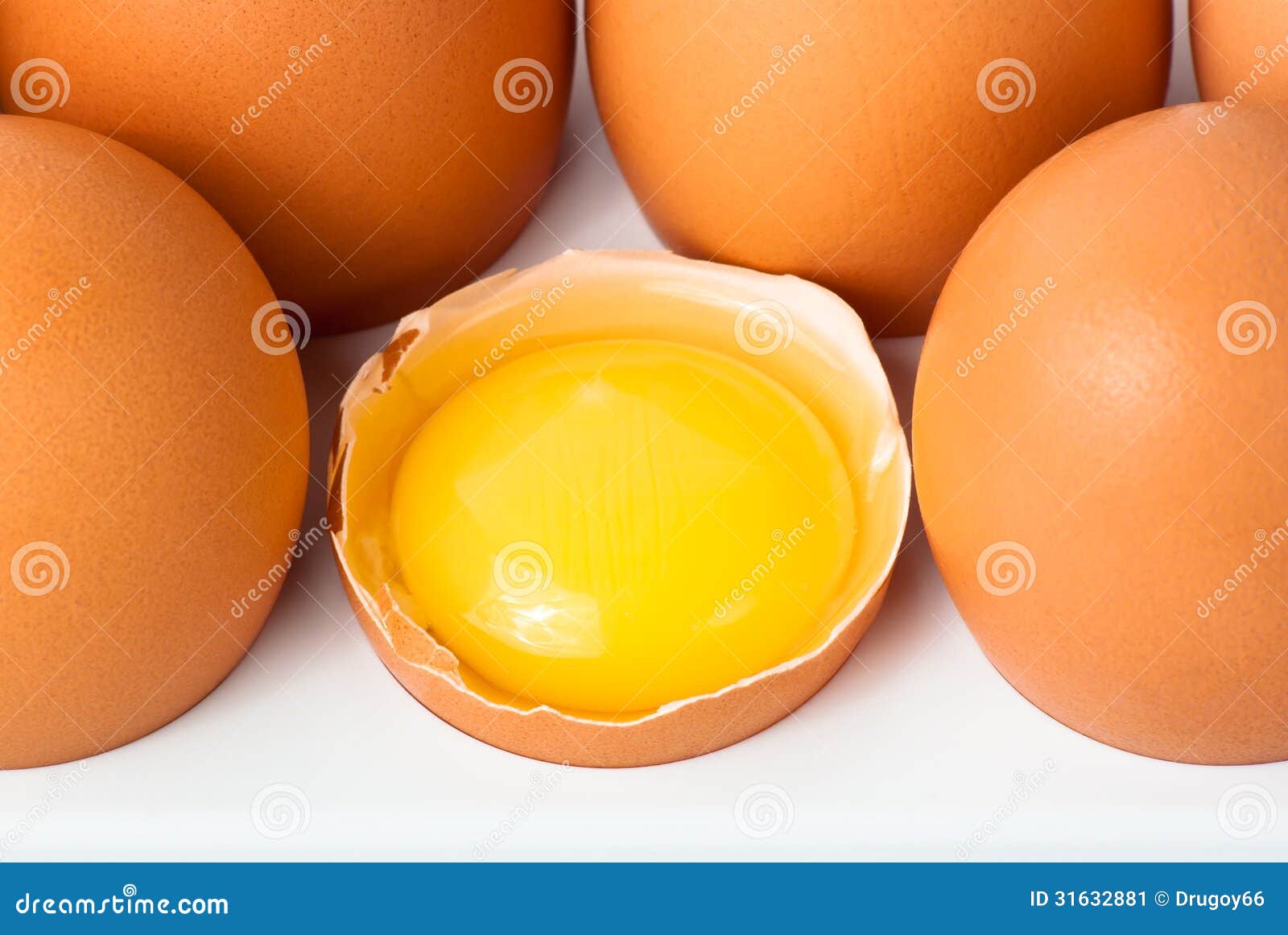 Gebroken ei in plastic cel stock afbeelding. Image of dooier - 31632881