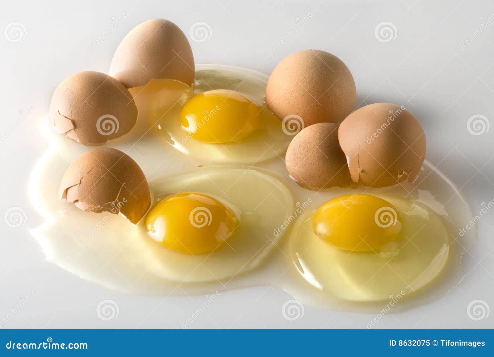 Gebroken eieren stock afbeelding. Image of ongekookt, eten - 8632075