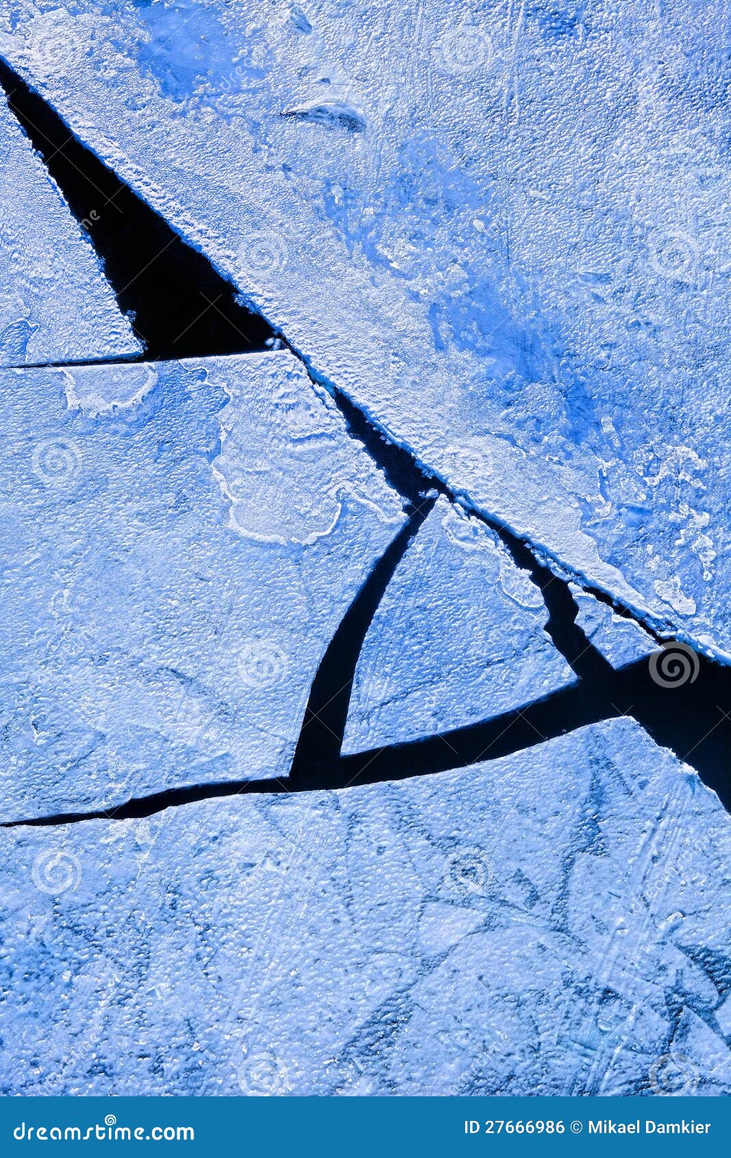 Gebroken ijs stock foto. Image of blauw, scherp, zonlicht - 27666986