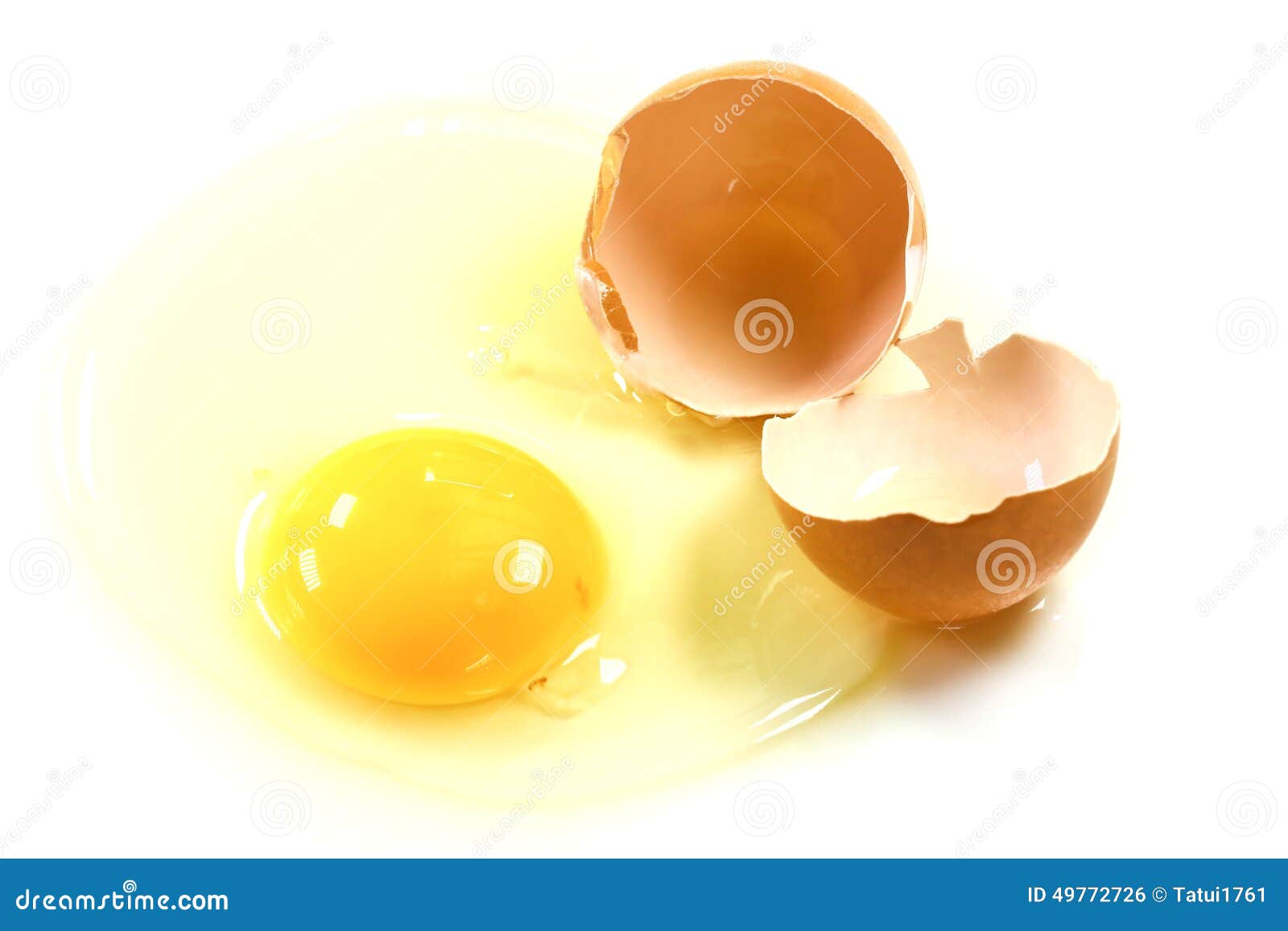 Gebroken Kippenei, Op Witte Achtergrond Stock Foto - Image of breekbaar ...