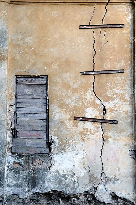 Gebroken muur stock afbeelding. Image of bouten, vastgemaakt - 10570329