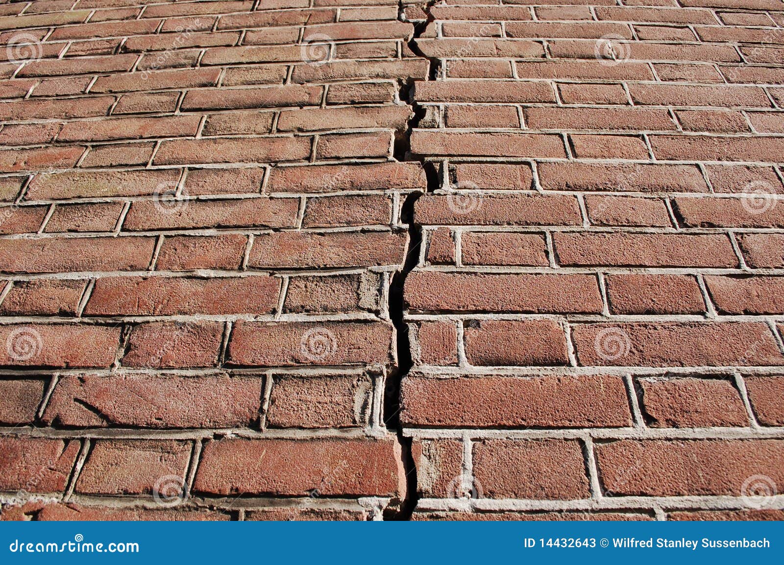 Gebroken muur stock afbeelding. Image of vernietig, barst - 14432643