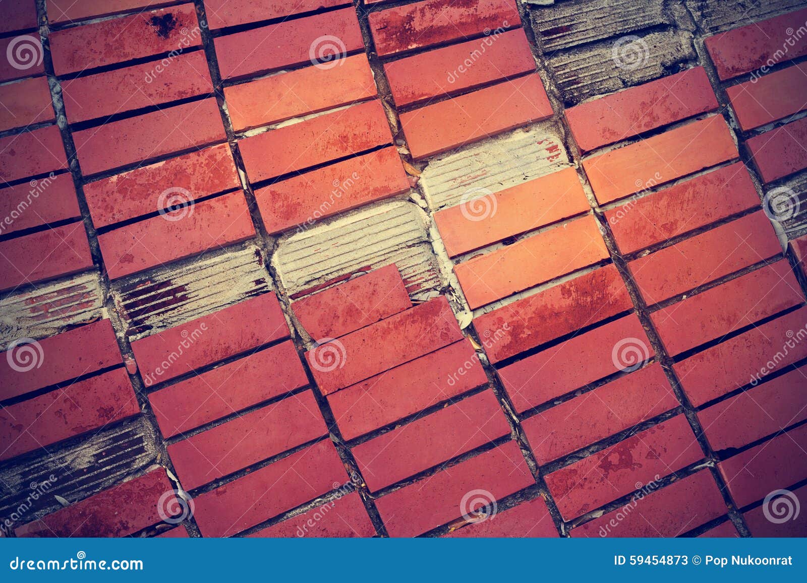 Gebroken Rode Tegels Op Oude Cementvloer Stock Afbeelding - Image of ...