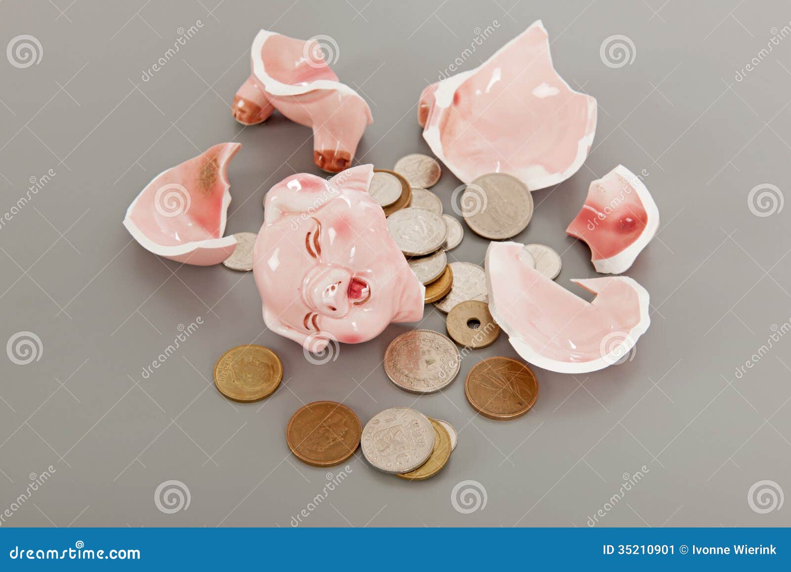 Gebroken Spaarvarken Met Muntstukken Stock Afbeelding - Image of open ...