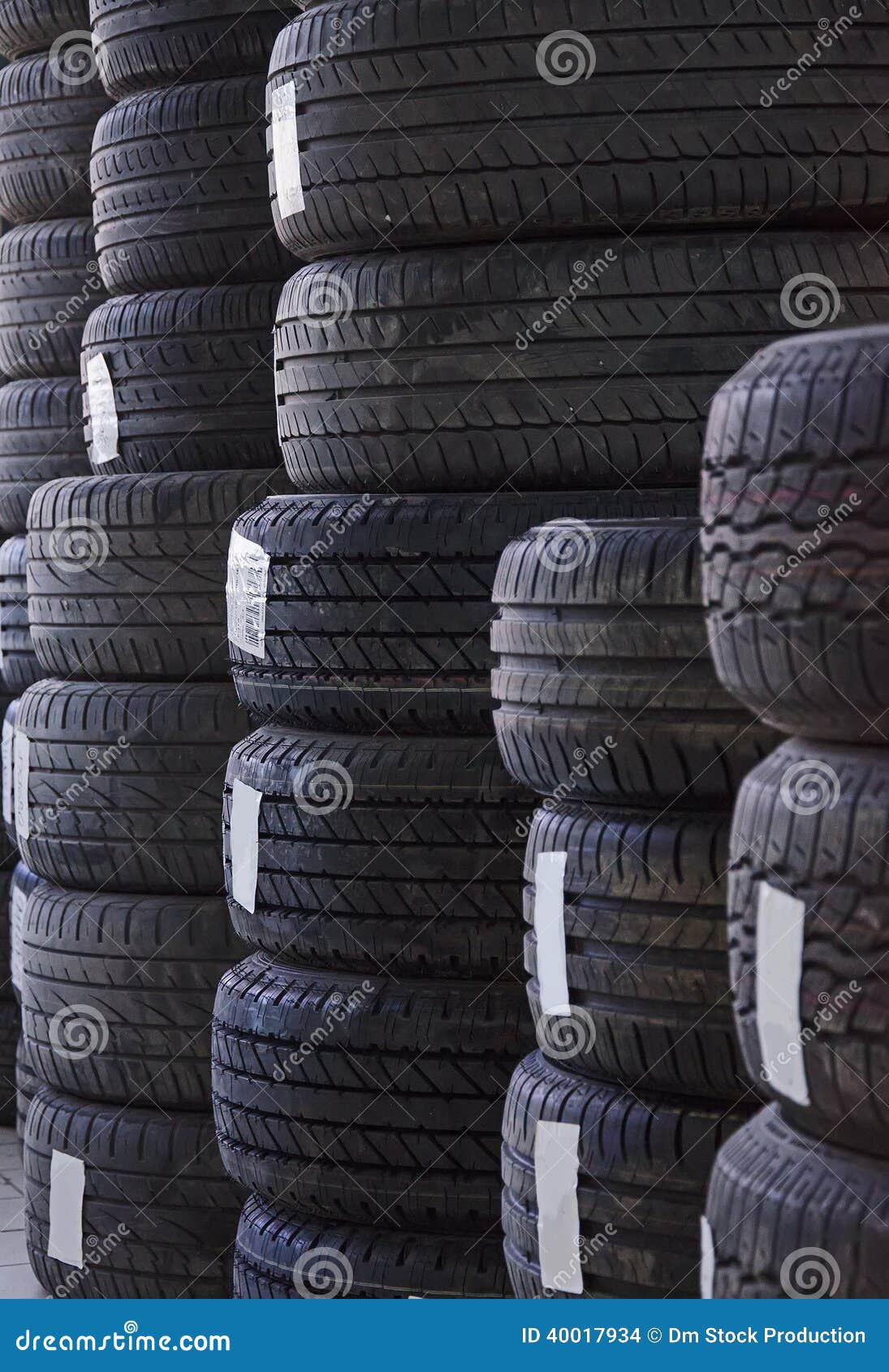 Gebruikte oude autobanden stock foto. Image of reserveonderdelen - 40017934