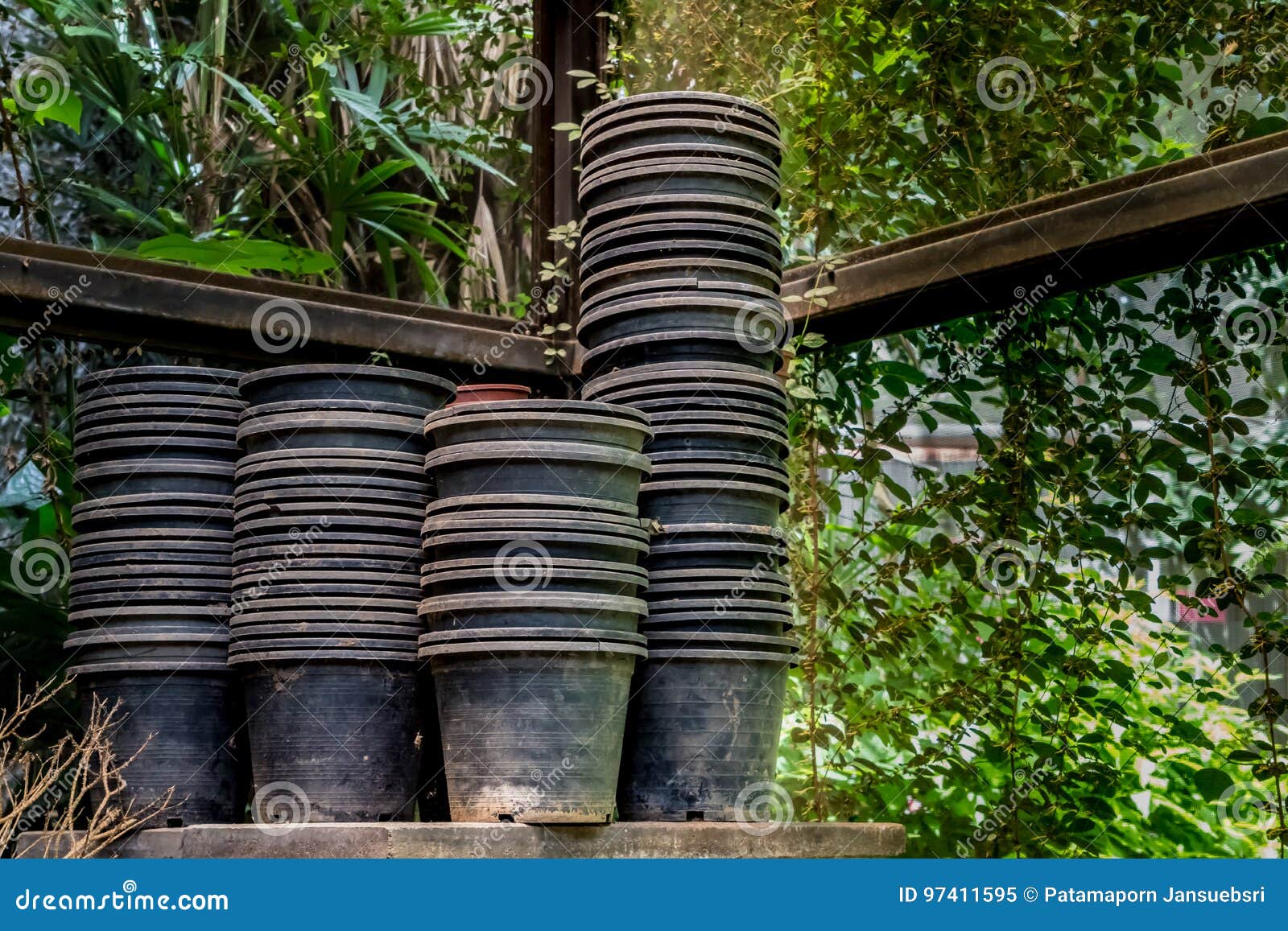 Gebruikte Plastic Bloempotten Stock Afbeelding - Image of apparatuur ...