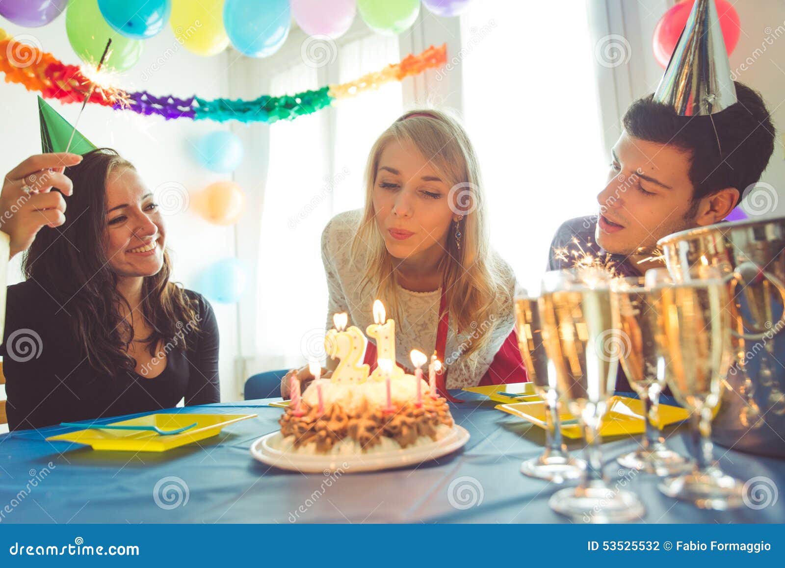 Geburtstagsfeier zu Hause stockfoto. Bild von partei - 53525532