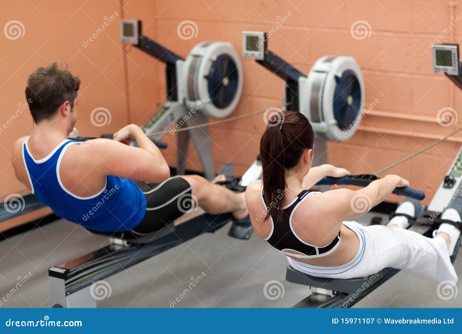 Geconcentreerde Mensen Die Een Roeier Gebruiken Stock Afbeelding ...