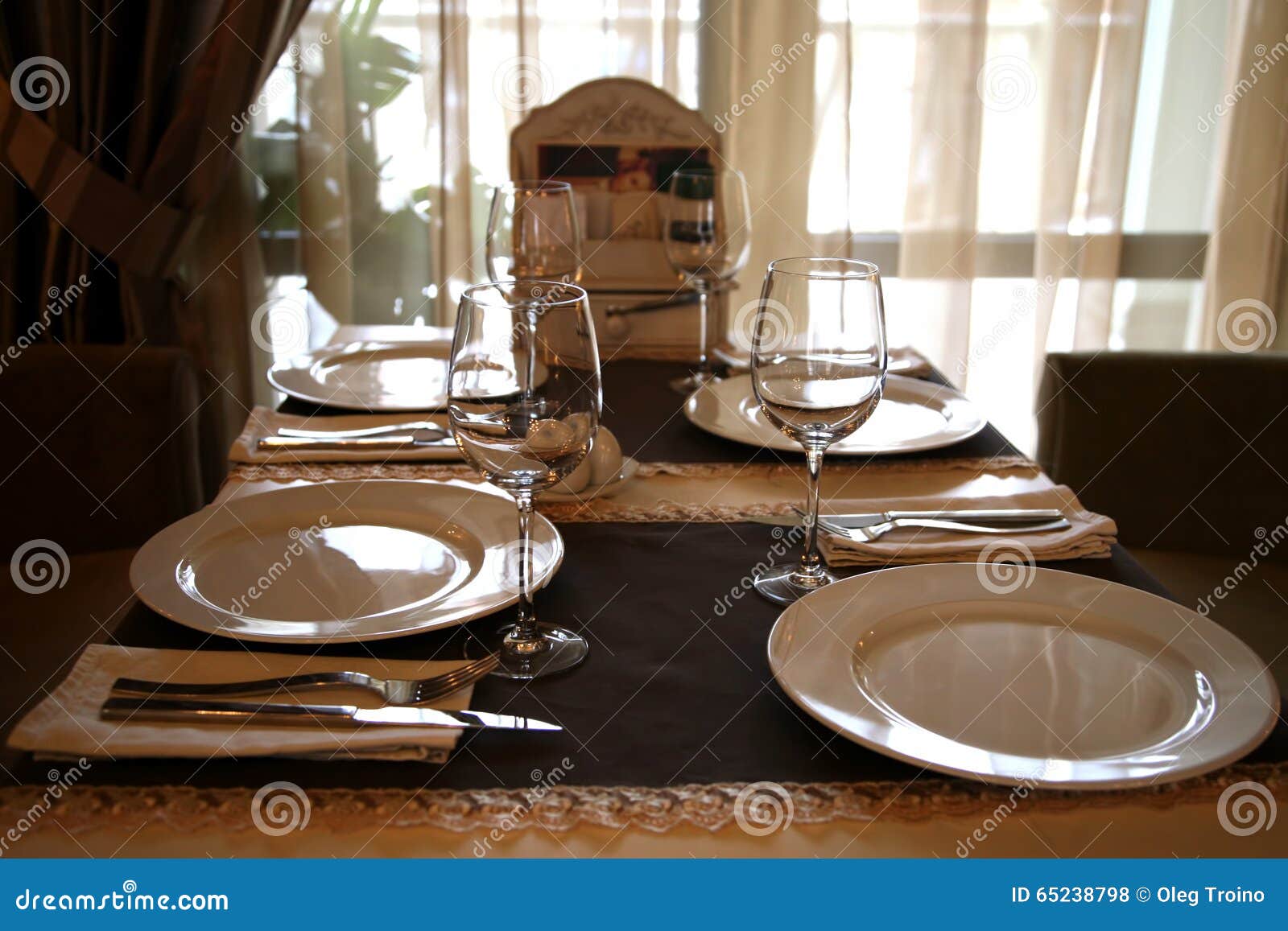 Gedeck in Restaurant Tischbesteck Stockfoto - Bild von teller, schön ...