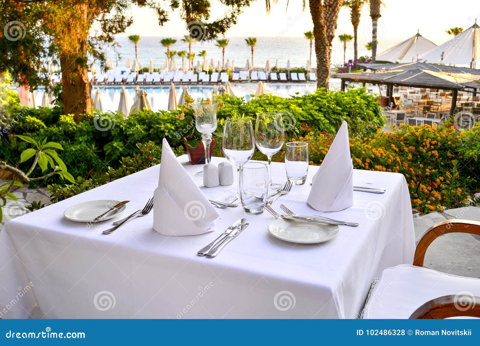 Gediente Tabellen Des Restaurants Auf Dem Strand Stockfoto - Bild von ...